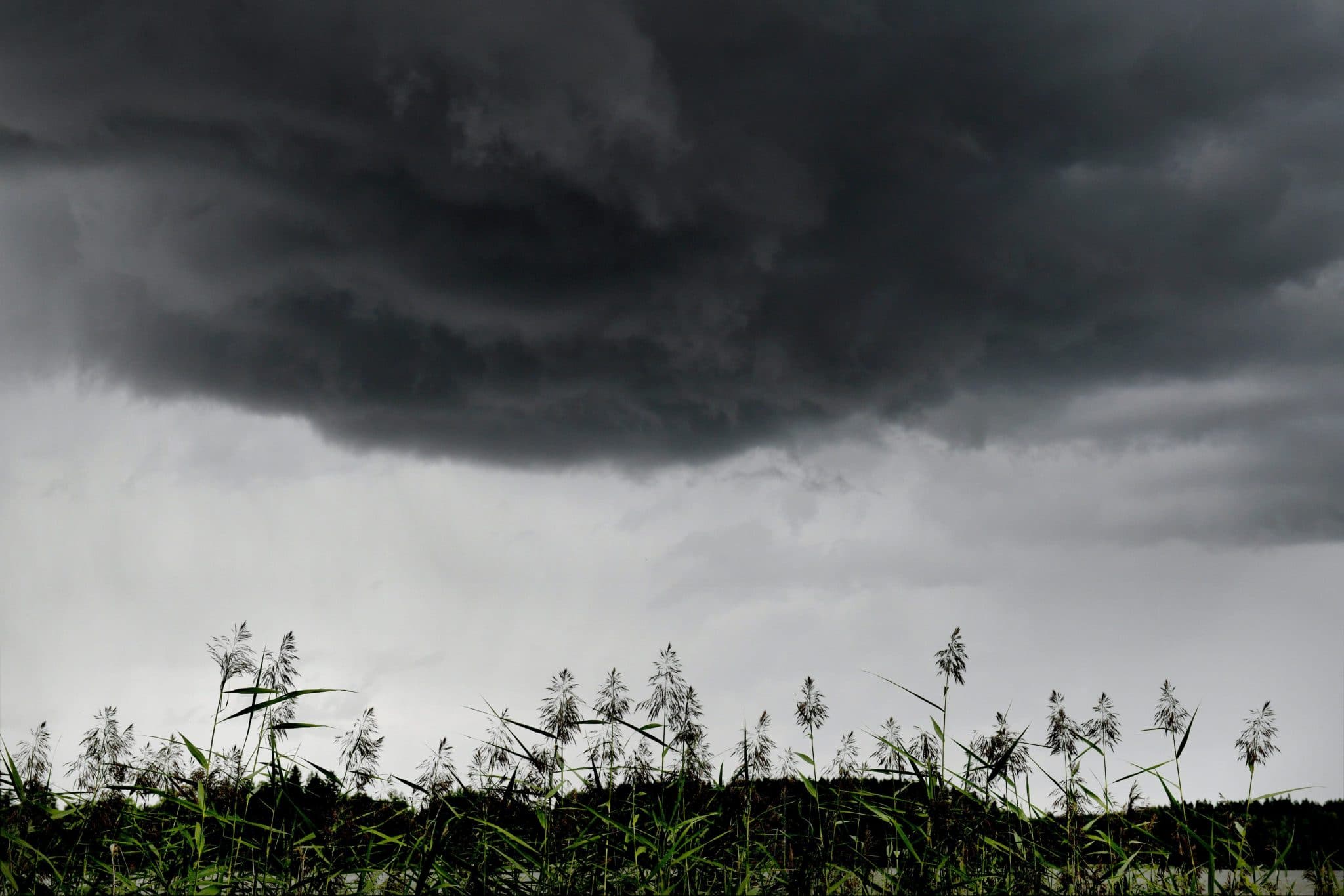 Ukkosrytinä painottuu etelään ja itään - ilma hiostavan kuuma ...