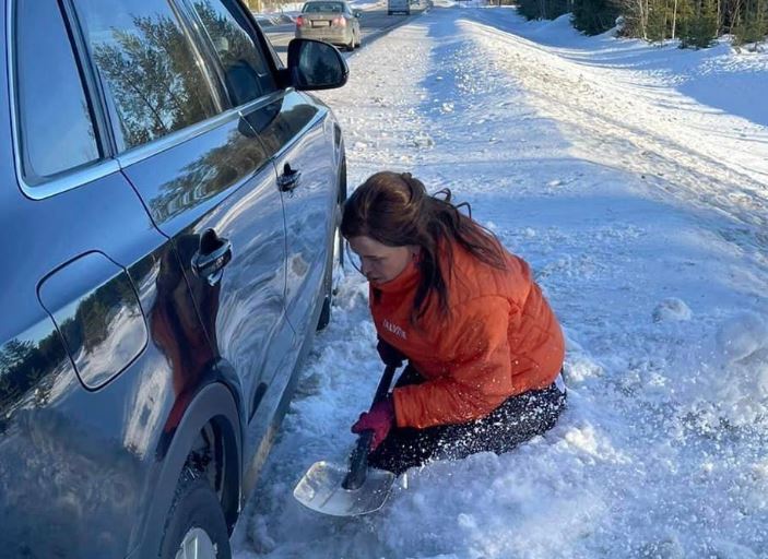 Kolme kansanedustajaa läheltä piti -tilanteessa, auto väisti ...