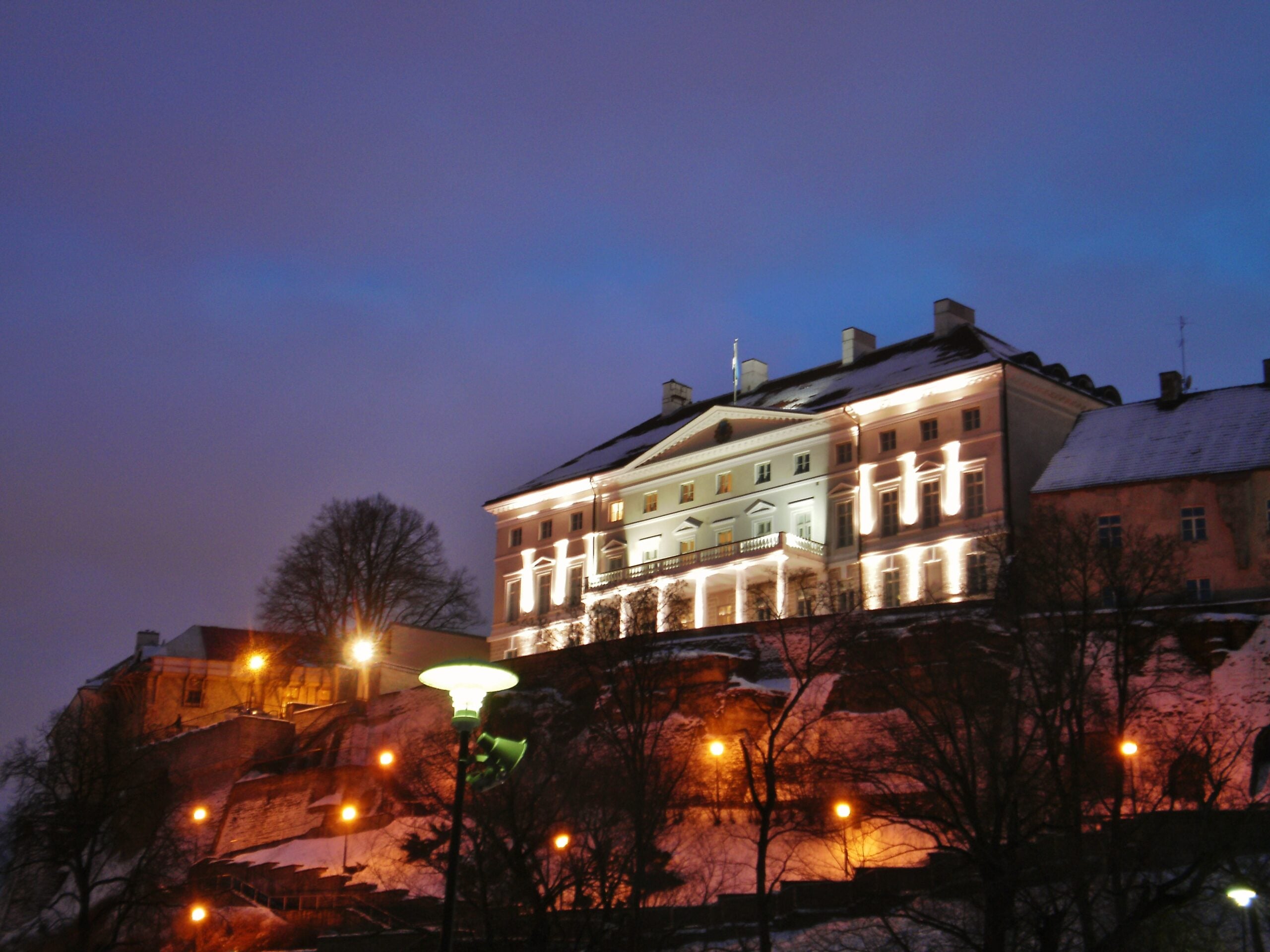 Viron pääministerin virka-asunto valaistaan Suomen lipun väreillä ...