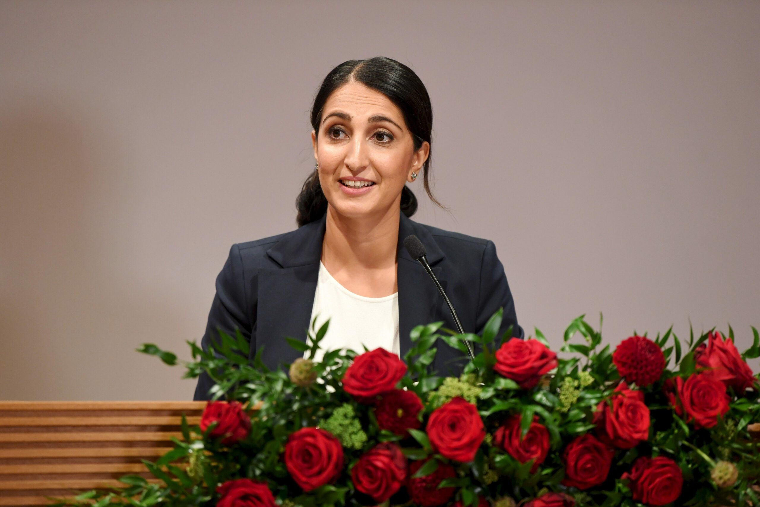 Näin SDP:n Nasima Razmyar vastaa Seiskassa kaksoispalkastaan ...