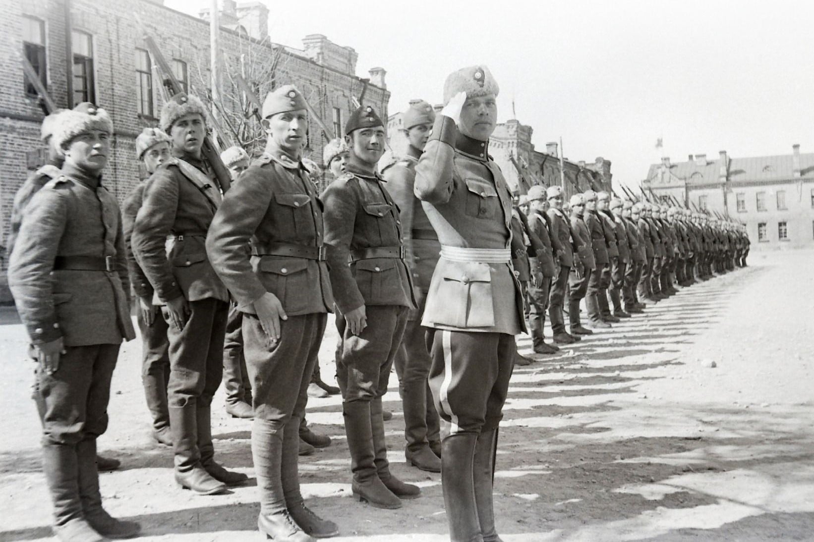 Suomen armeija rakennettiin kukistettaessa kapinaa ja selviämään ...