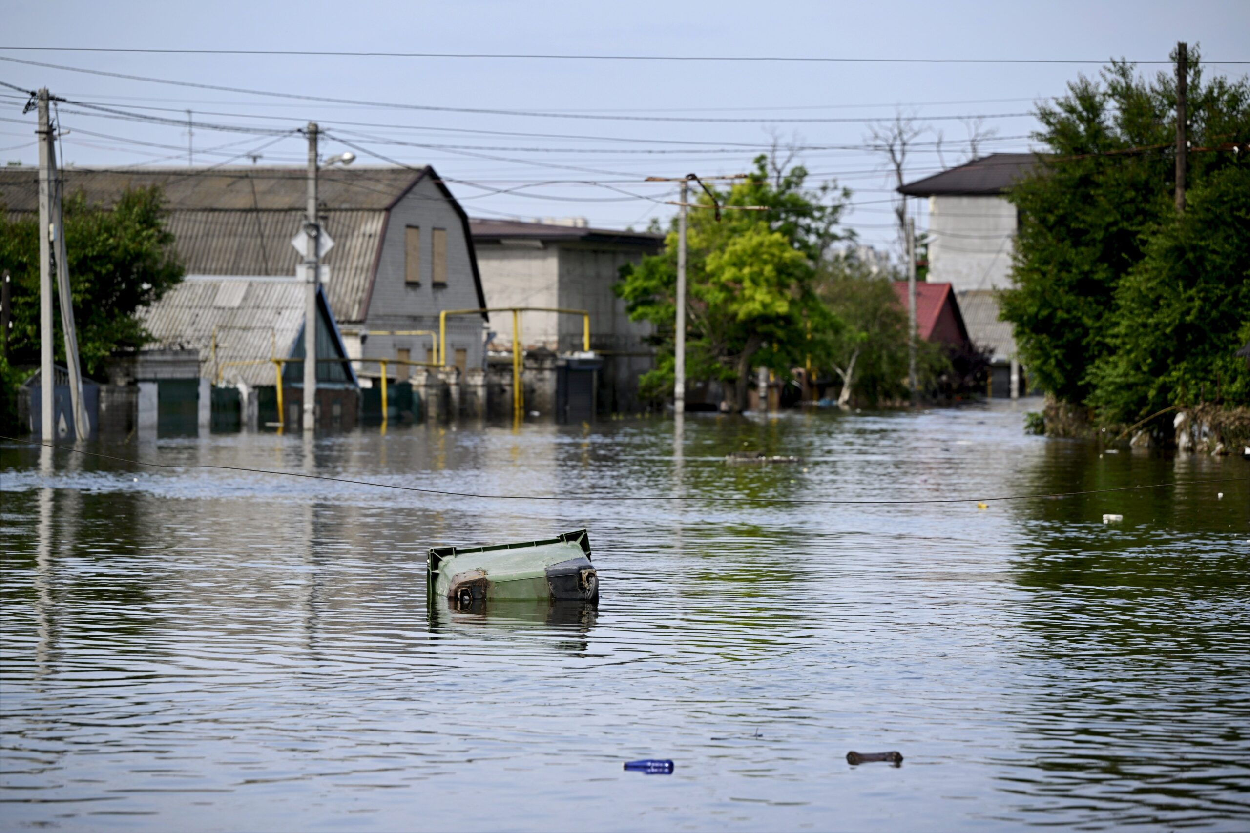 Tulva-alueen maanviljelijä katkerana: Koko omaisuuteni kelluu täällä ...