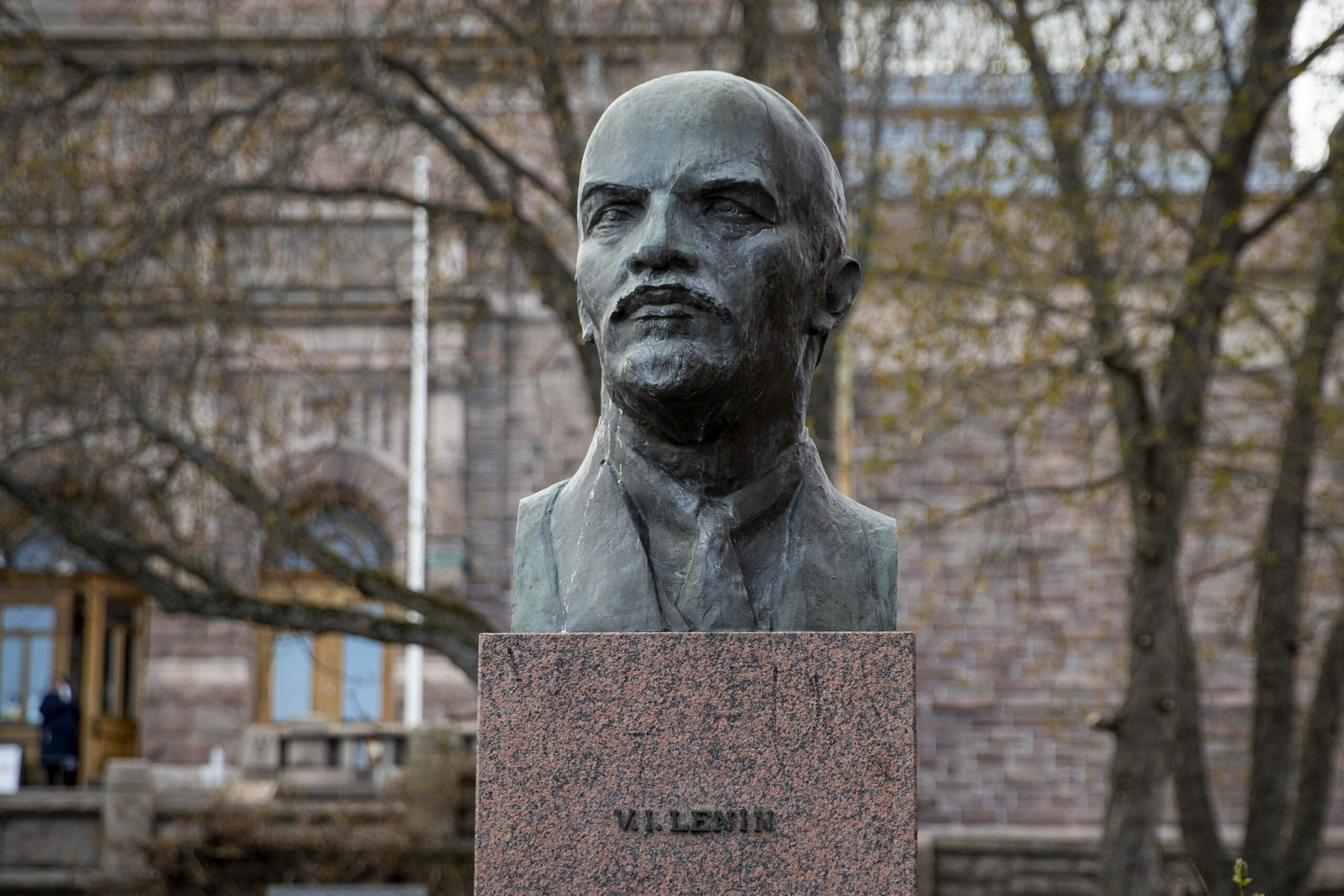 TS: SDP ja vasemmistoliitto haluavat Leninin patsaan paikoilleen, kun ...