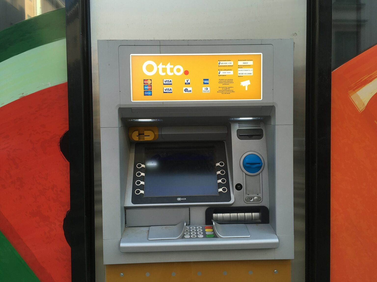 Pankkiautomaatti varastettiin kaupan seinästä, kaksi vangittu ...