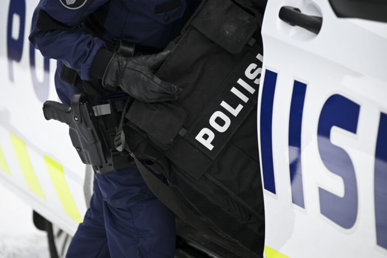 Poliisia ammuttiin pysäytetystä autosta, ampuja kuoli poliisin luotiin ...