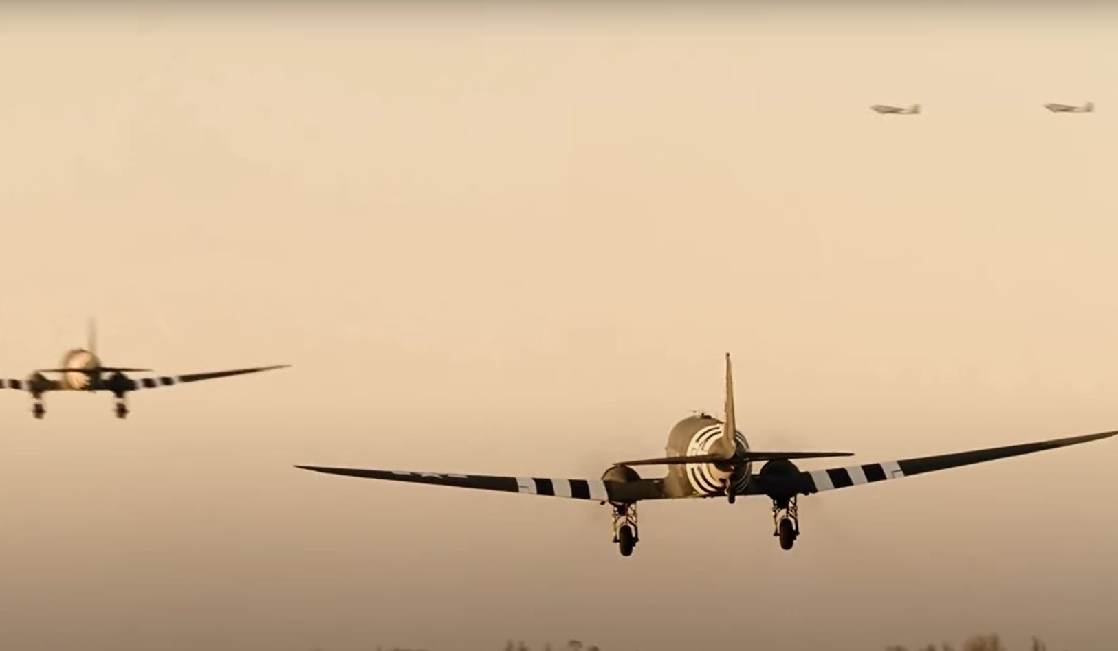 Suosikkisarjan näyttelijät hyppäävät laskuvarjolla C-47-koneesta ...