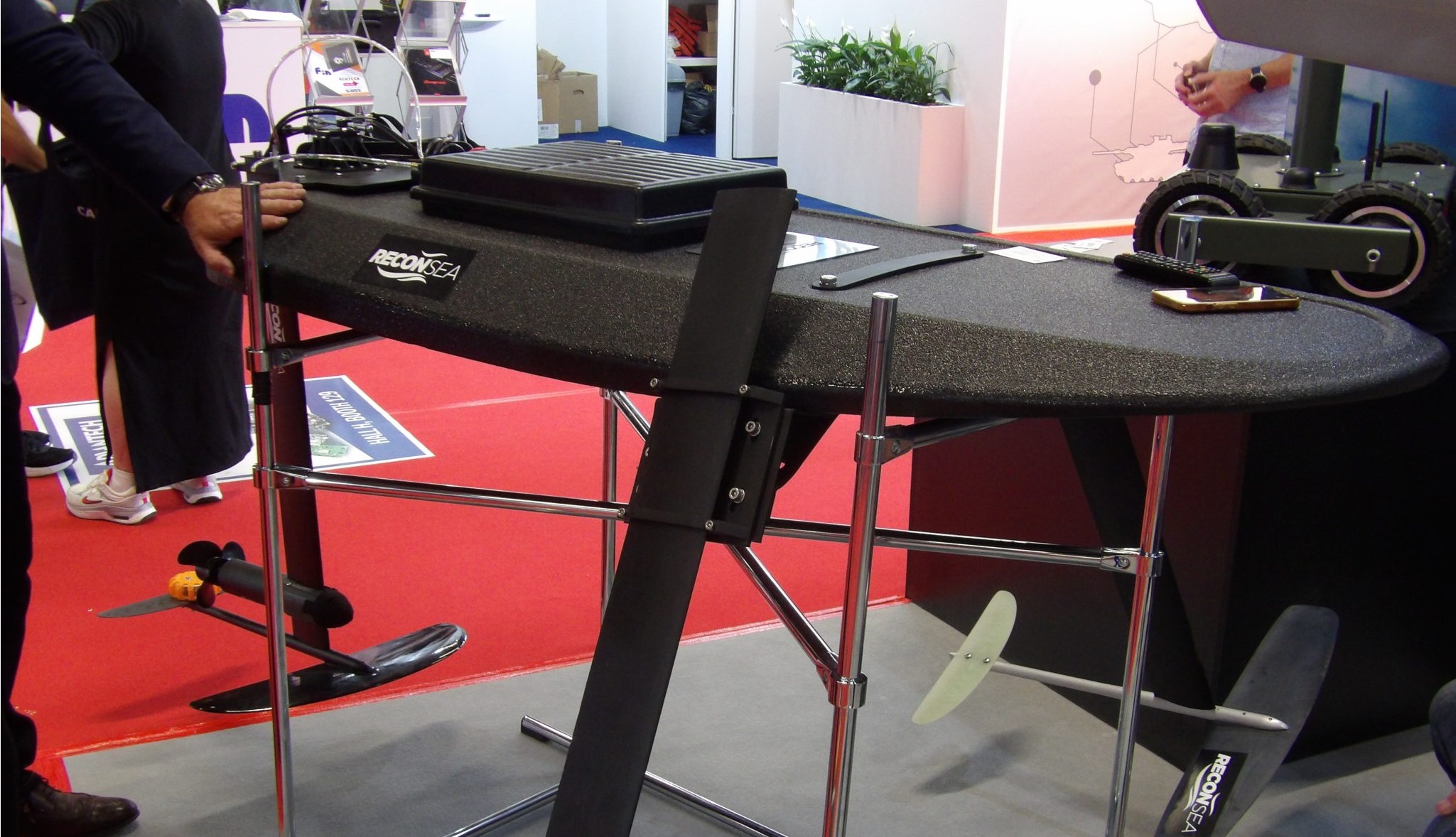 Hydrofoil-drooni hyökkää vedessä 70 km/h:n nopeudella | Verkkouutiset