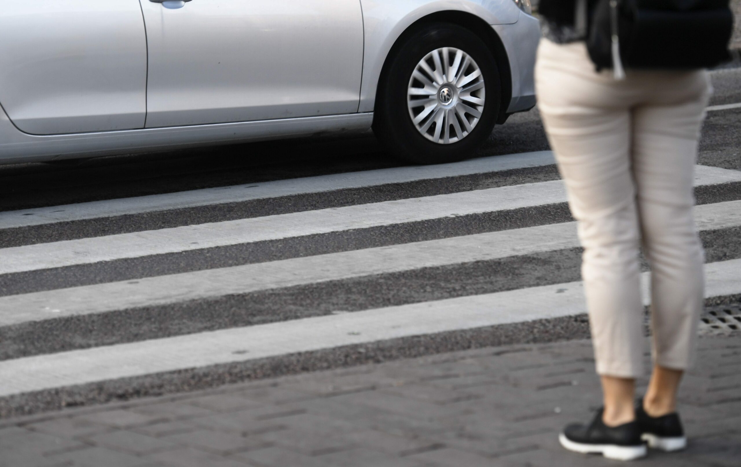 Autoilija osui lapseen suojatiellä ja poistui paikalta, poliisi pyytää ...