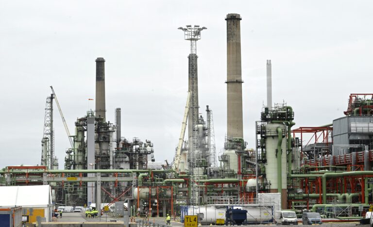 Nesteen tulos ja osinko romahtivat - 450 työpaikkaa uhkaa lähteä ...