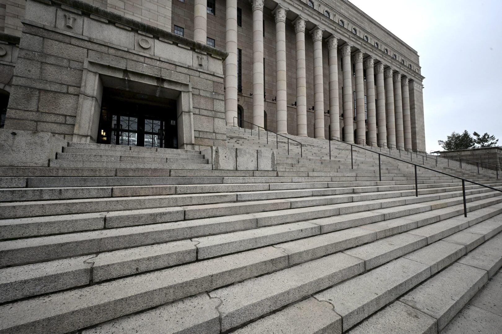 Eduskunta hyväksyi muutokset tupakka- ja ulkomaalaislakeihin ...