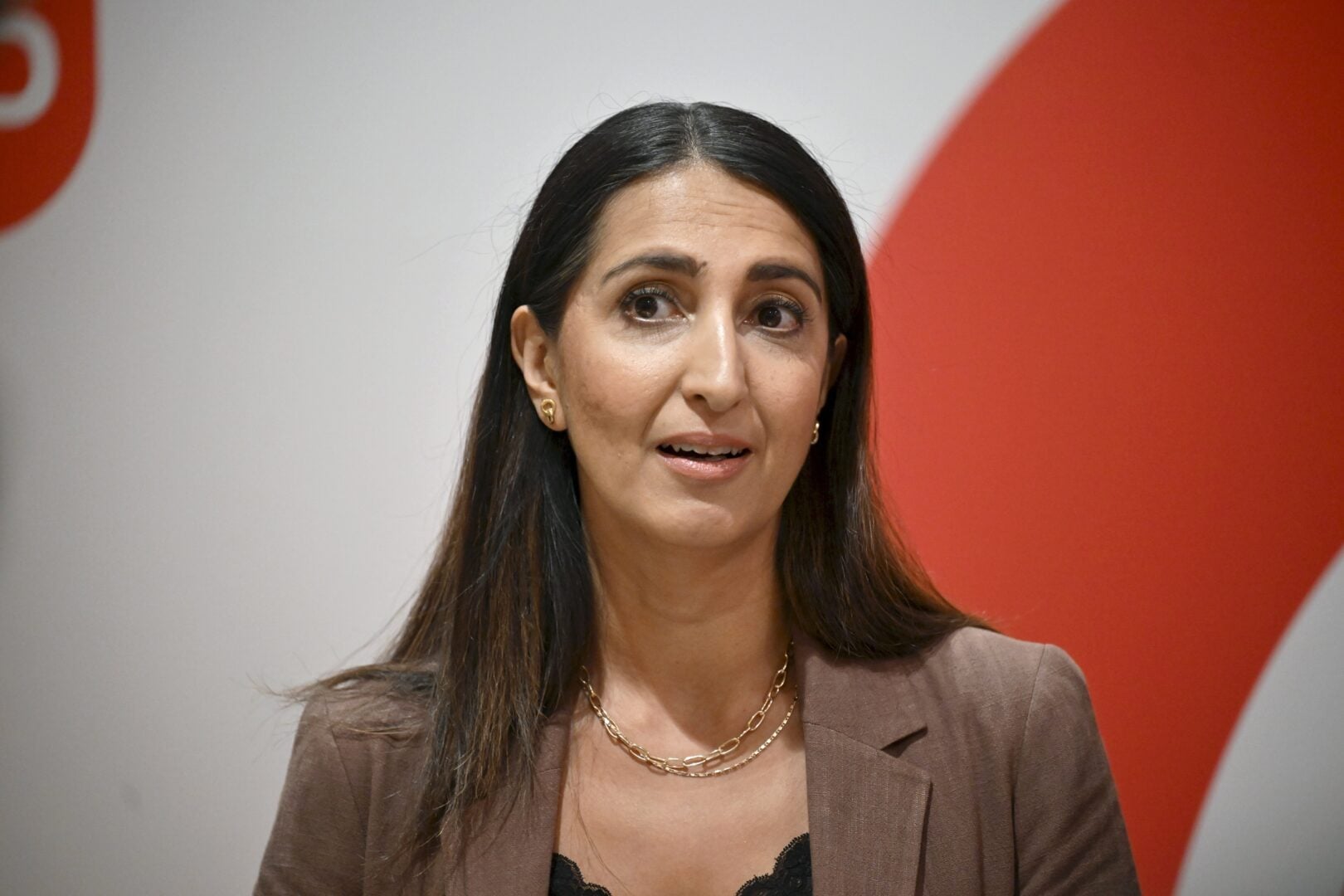 Nasima Razmyar IS:lle: SDP valmis leikkaamaan valtion menoja ...